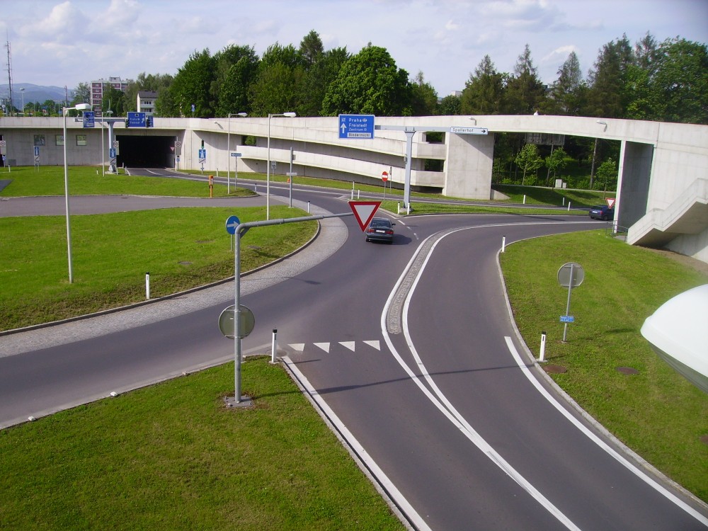 Datei:Anschlussstelle Muldenstraße Kreisverkehr.jpg – LinzWiki