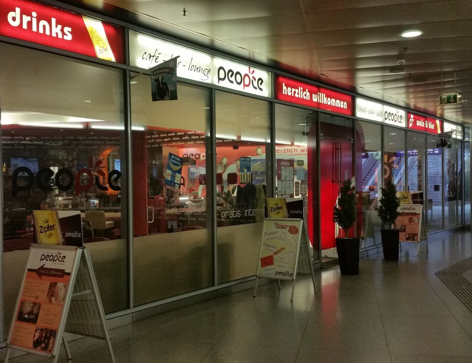 Datei:Cafe People Hauptbahnhof.jpg – LinzWiki