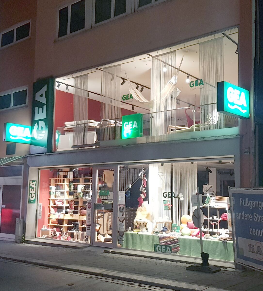 Datei:GEA Linz Graben Nachts.jpg – LinzWiki